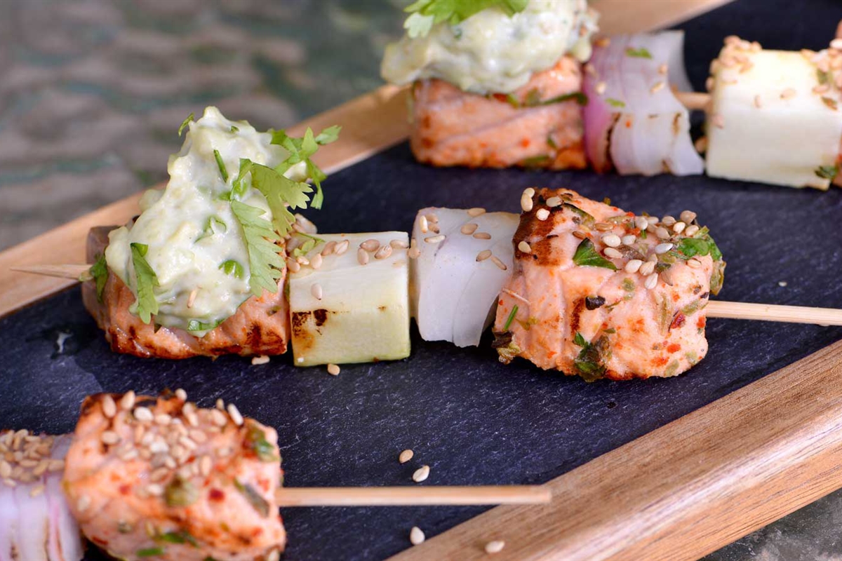 Pinchos de Salmón con Mahonesa de Aguacates - El Gourmet