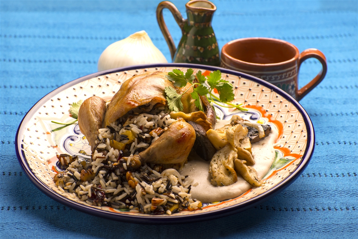 Pollito de Leche Rostizado Relleno de Arroz Salvaje y Salsa de Hongos ...