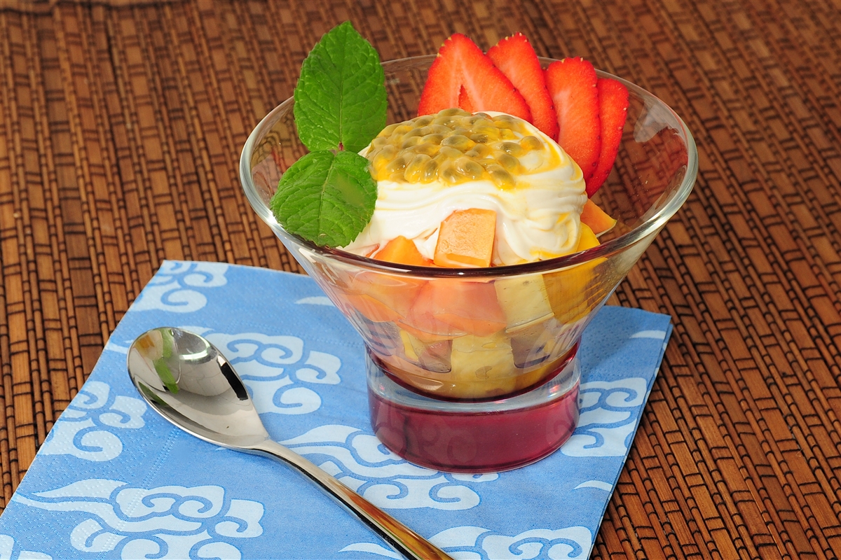 Postre de frutas tropicales con crema - El Gourmet