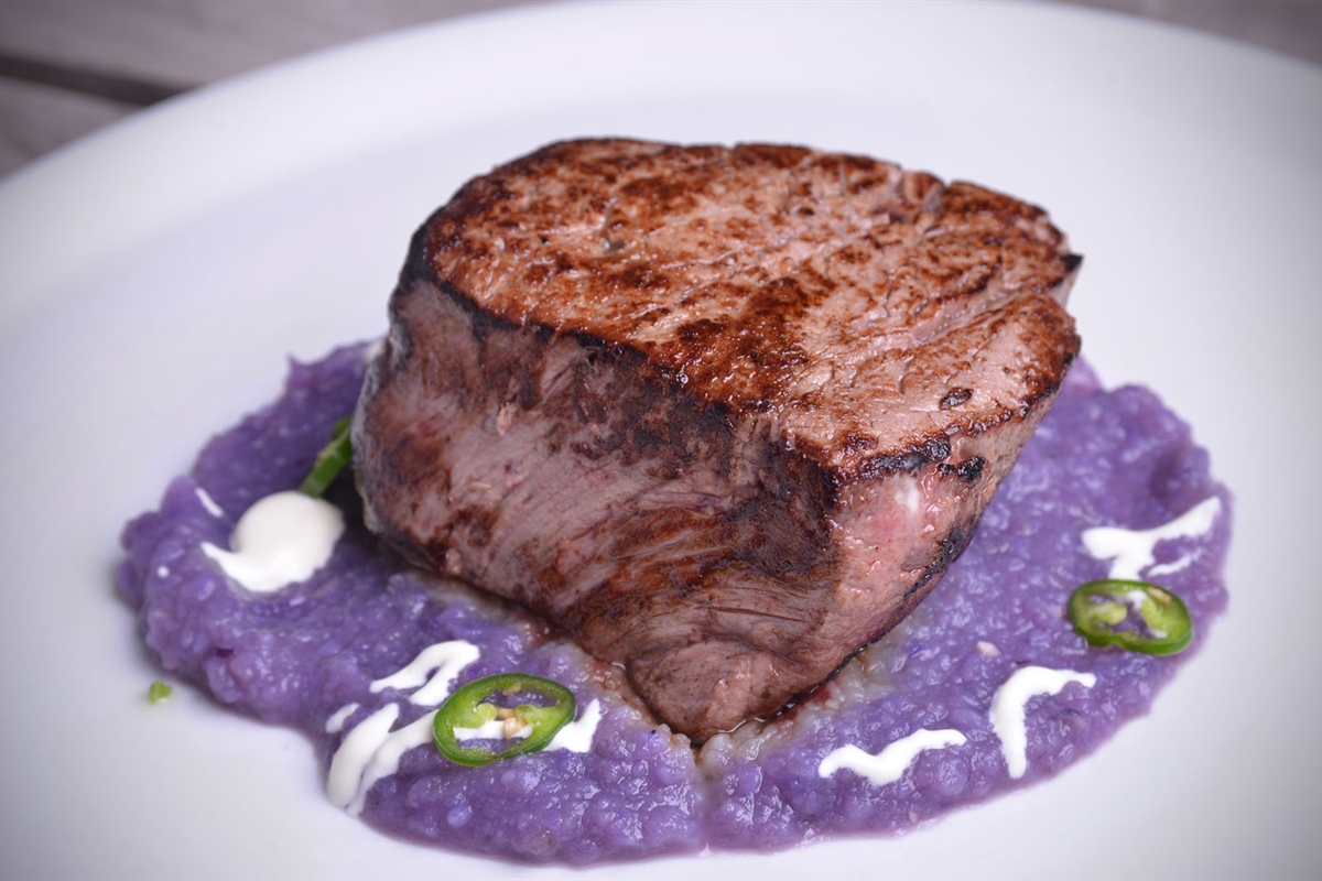 Solomillo sobre Crema de Papa Morada - El Gourmet