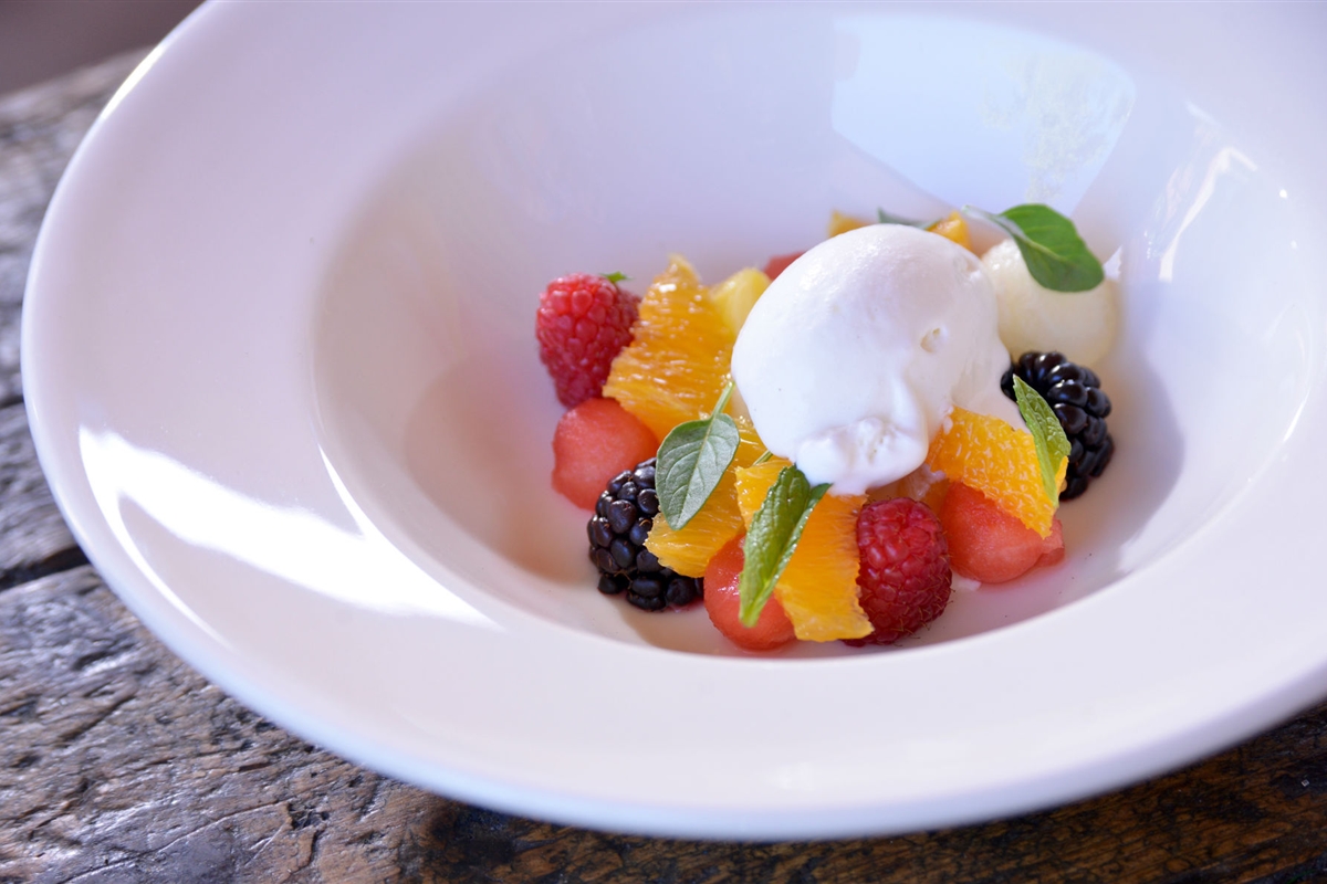 Sopa helada de mango, frutas veraniegas y toques florales - El Gourmet